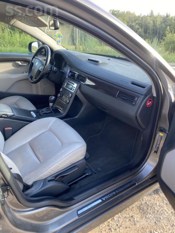 Brown Volvo V70 2009 in Saldus, with an engine capacity of 2.00 L and mileage of 338 thousand km for 2800 €, photo 9 on AUTOMOTO.COM.LV