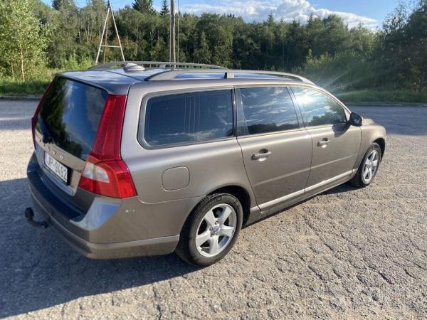 Вольво В70 2009 в Салдус на AUTOMOTO.COM.LV Коричневый Вольво В70 2009 в Салдус, объемом двигателя 2.00 л и пробегом 338 тыс. км за 2700 €, фото 4 на AUTOMOTO.COM.LV