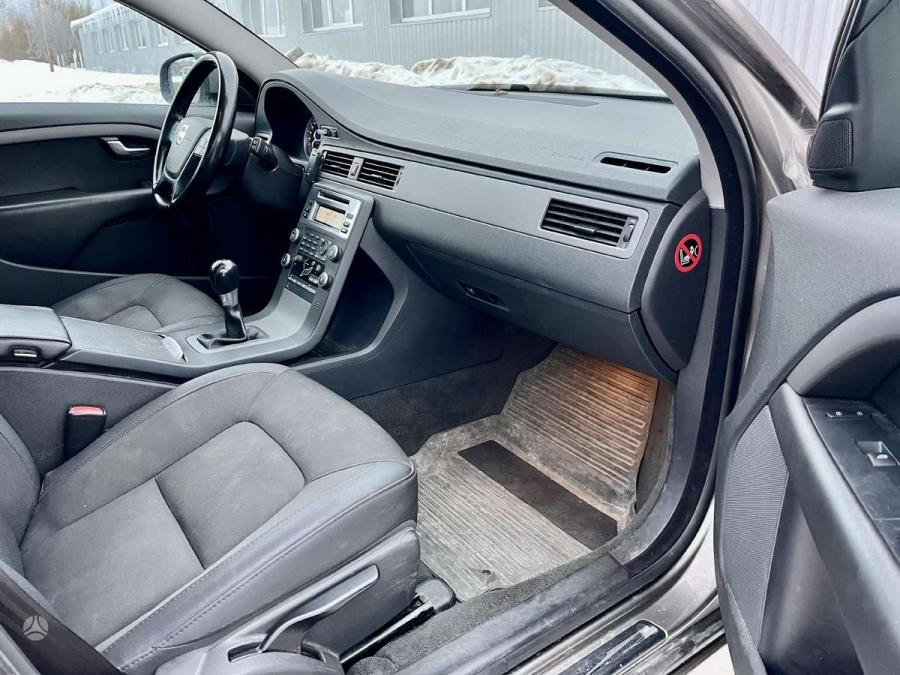Brūns Volvo V70 2010 Tauragė, ar dzinēja tilpumu 1.56 L un nobraukumu 40 tūkst. km par 2950 €, foto 8 vietnē AUTOMOTO.COM.LV