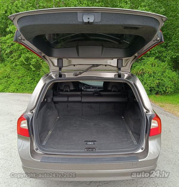 Brown Volvo V70 2010 in Tallinn, with an engine capacity of 2.00 L and mileage of 226 thousand km for 4995 €, photo 9 on AUTOMOTO.COM.LV