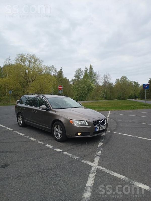 Brown Volvo V70 2010 in Riga, with an engine capacity of 2.40 L and mileage of 310 thousand km for 4590 €, photo 1 on AUTOMOTO.COM.LV