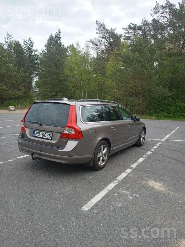 Brown Volvo V70 2010 in Riga, with an engine capacity of 2.40 L and mileage of 310 thousand km for 4590 €, photo 2 on AUTOMOTO.COM.LV