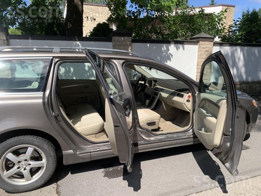 Brown Volvo V70 2010 in Ogre, with an engine capacity of 2.40 L and mileage of 357 thousand km for 2900 €, photo 6 on AUTOMOTO.COM.LV