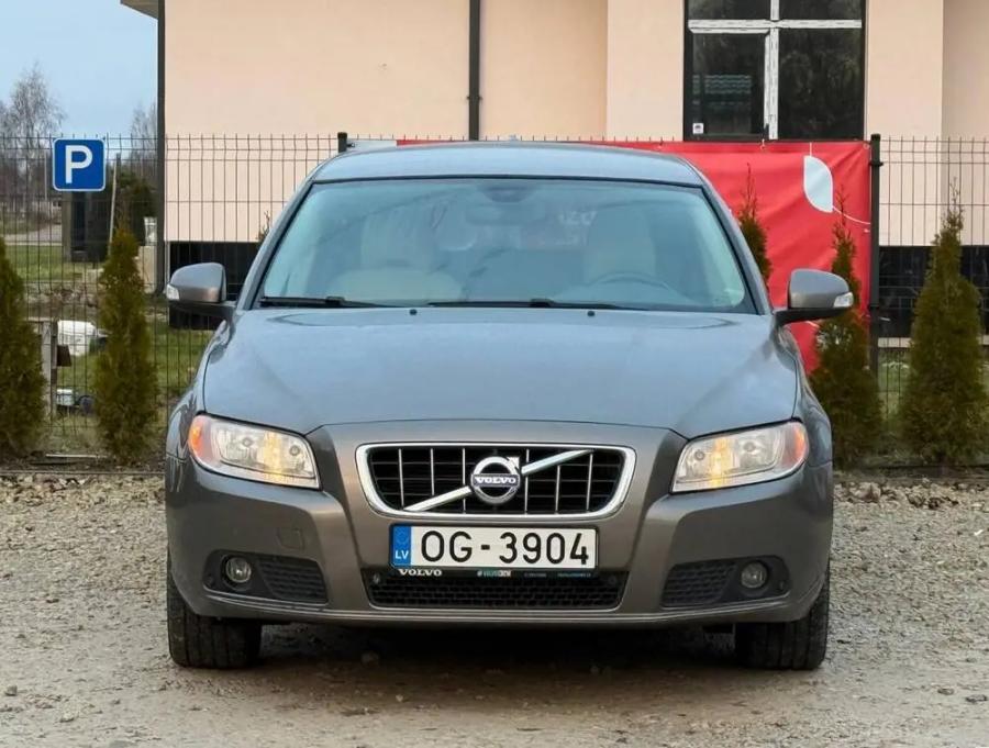 Brūns Volvo V70 2010 Jelgava, ar dzinēja tilpumu 2.40 L un nobraukumu 450 tūkst. km par 3990 €, foto 3 vietnē AUTOMOTO.COM.LV