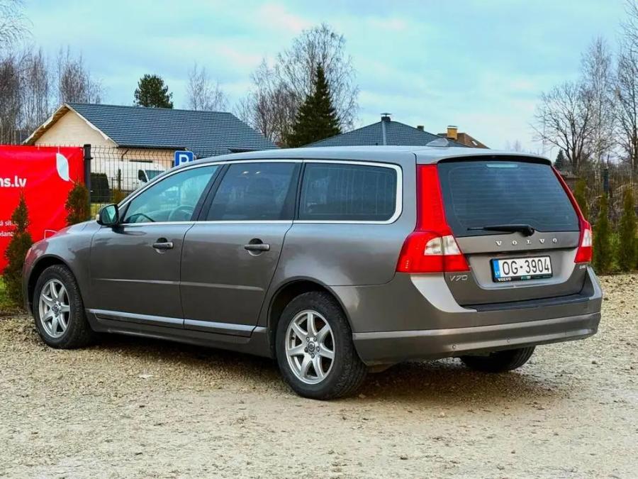 Brūns Volvo V70 2010 Jelgava, ar dzinēja tilpumu 2.40 L un nobraukumu 450 tūkst. km par 3990 €, foto 5 vietnē AUTOMOTO.COM.LV