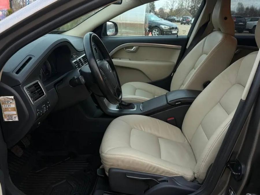 Brūns Volvo V70 2010 Jelgava, ar dzinēja tilpumu 2.40 L un nobraukumu 450 tūkst. km par 3990 €, foto 8 vietnē AUTOMOTO.COM.LV
