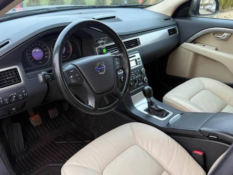 Brūns Volvo V70 2010 Jelgava, ar dzinēja tilpumu 2.40 L un nobraukumu 450 tūkst. km par 3990 €, foto 9 vietnē AUTOMOTO.COM.LV