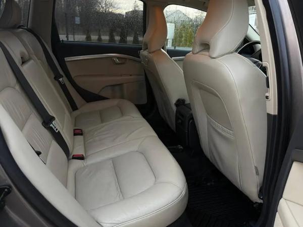 Brūns Volvo V70 2010 Jelgava, ar dzinēja tilpumu 2.40 L un nobraukumu 450 tūkst. km par 3990 €, foto 10 vietnē AUTOMOTO.COM.LV