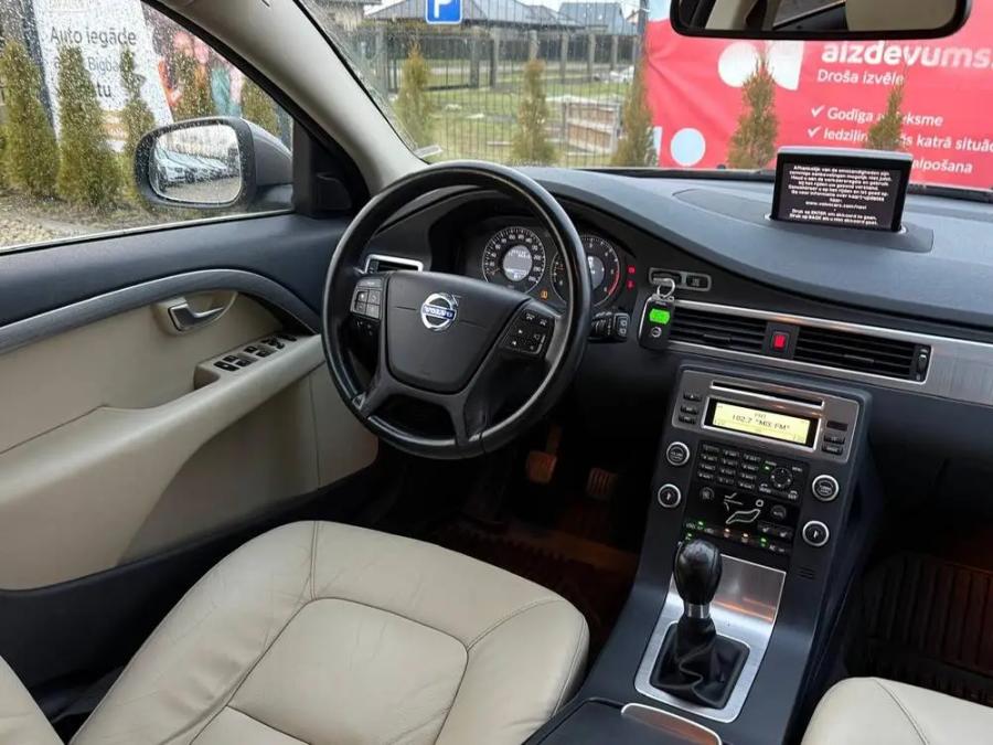 Brūns Volvo V70 2010 Jelgava, ar dzinēja tilpumu 2.40 L un nobraukumu 450 tūkst. km par 3990 €, foto 12 vietnē AUTOMOTO.COM.LV