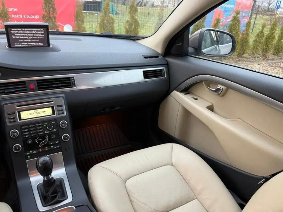 Brūns Volvo V70 2010 Jelgava, ar dzinēja tilpumu 2.40 L un nobraukumu 450 tūkst. km par 3990 €, foto 13 vietnē AUTOMOTO.COM.LV