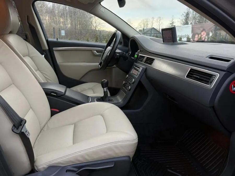 Brūns Volvo V70 2010 Jelgava, ar dzinēja tilpumu 2.40 L un nobraukumu 450 tūkst. km par 3990 €, foto 14 vietnē AUTOMOTO.COM.LV