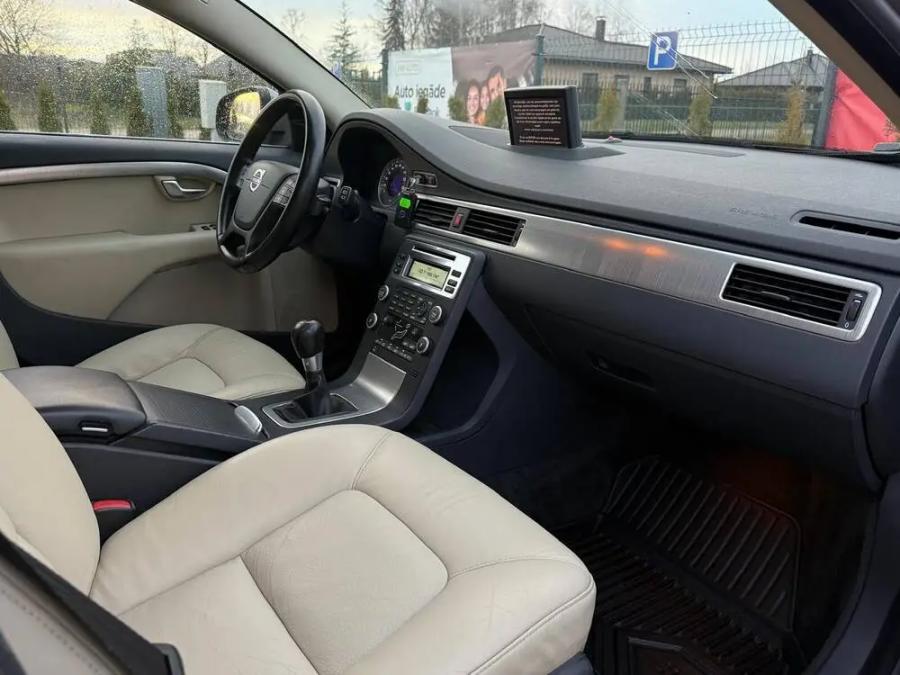 Brūns Volvo V70 2010 Jelgava, ar dzinēja tilpumu 2.40 L un nobraukumu 450 tūkst. km par 3990 €, foto 15 vietnē AUTOMOTO.COM.LV