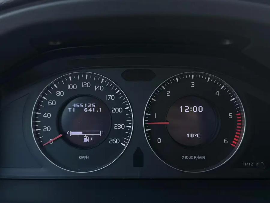Brūns Volvo V70 2010 Jelgava, ar dzinēja tilpumu 2.40 L un nobraukumu 450 tūkst. km par 3990 €, foto 16 vietnē AUTOMOTO.COM.LV