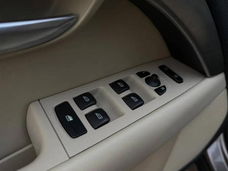Brūns Volvo V70 2010 Jelgava, ar dzinēja tilpumu 2.40 L un nobraukumu 450 tūkst. km par 3990 €, foto 19 vietnē AUTOMOTO.COM.LV