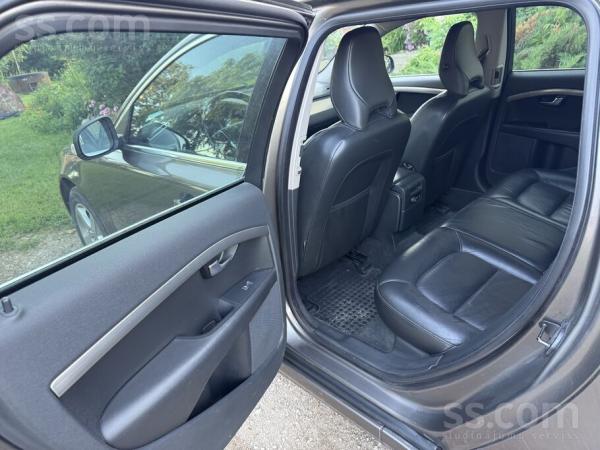 Brūns Volvo V70 2010 Dobele, ar dzinēja tilpumu 2.40 L un nobraukumu 335 tūkst. km par 3600 €, foto 9 vietnē AUTOMOTO.COM.LV