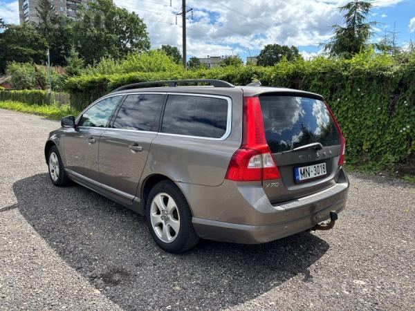 Brown Volvo V70 2010 in Riga, with an engine capacity of 2.40 L and mileage of 346 thousand km for 2950 €, photo 2 on AUTOMOTO.COM.LV