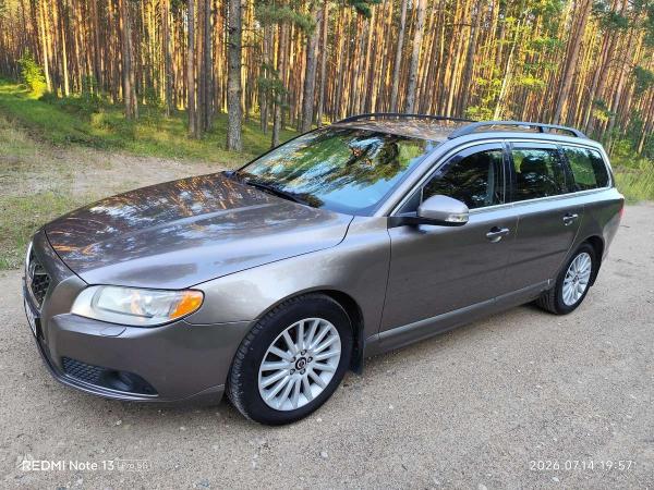 Brown Volvo V70 2010 in Vilnius, with an engine capacity of 2.40 L and mileage of 372 thousand km for 4900 €, photo 1 on AUTOMOTO.COM.LV
