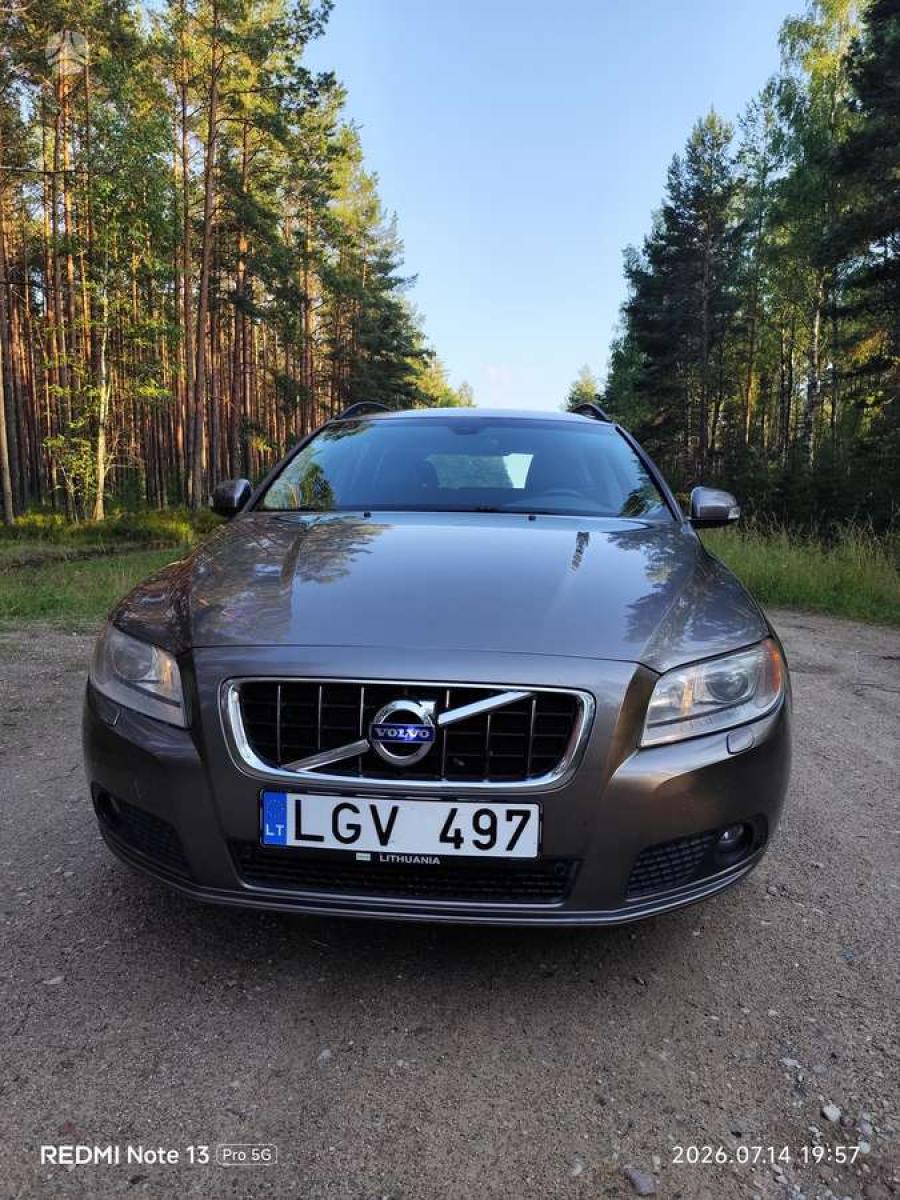 Brown Volvo V70 2010 in Vilnius, with an engine capacity of 2.40 L and mileage of 372 thousand km for 4900 €, photo 3 on AUTOMOTO.COM.LV