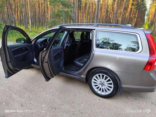 Brown Volvo V70 2010 in Vilnius, with an engine capacity of 2.40 L and mileage of 372 thousand km for 4900 €, photo 9 on AUTOMOTO.COM.LV