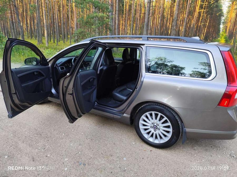 Brown Volvo V70 2010 in Vilnius, with an engine capacity of 2.40 L and mileage of 372 thousand km for 4900 €, photo 10 on AUTOMOTO.COM.LV