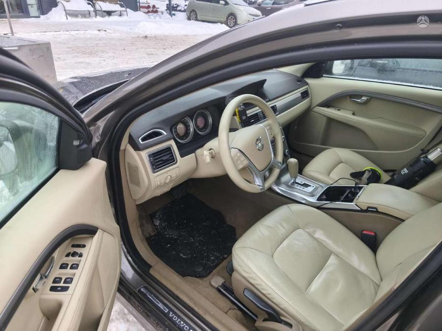 Brown Volvo V70 2011 in Kaunas, with an engine capacity of 2.00 L and mileage of 268 thousand km for 6350 €, photo 6 on AUTOMOTO.COM.LV