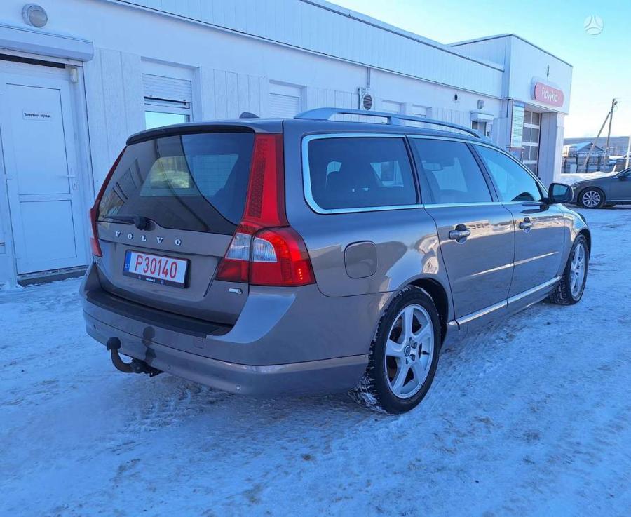 Brown Volvo V70 2011 in Ukmerge, with an engine capacity of 1.56 L and mileage of 311 thousand km for 5500 €, photo 4 on AUTOMOTO.COM.LV