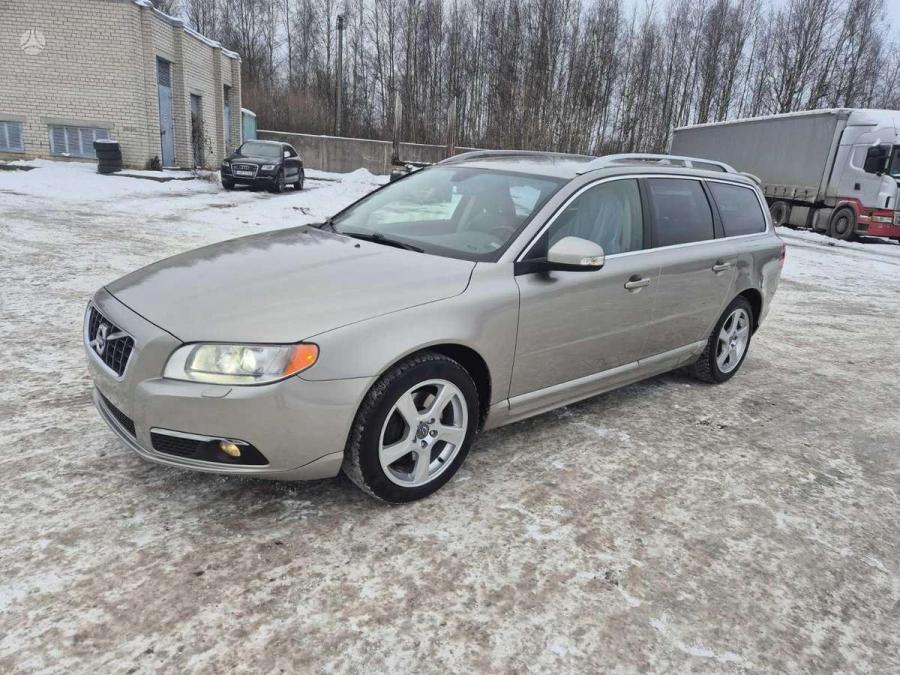 Brūns Volvo V70 2011 Panevēža, ar dzinēja tilpumu 2.40 L un nobraukumu 350 tūkst. km par 5199 €, foto 1 vietnē AUTOMOTO.COM.LV