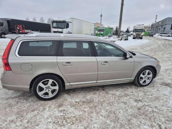Brown Volvo V70 2011 in Panevezys, with an engine capacity of 2.40 L and mileage of 350 thousand km for 5199 €, photo 4 on AUTOMOTO.COM.LV