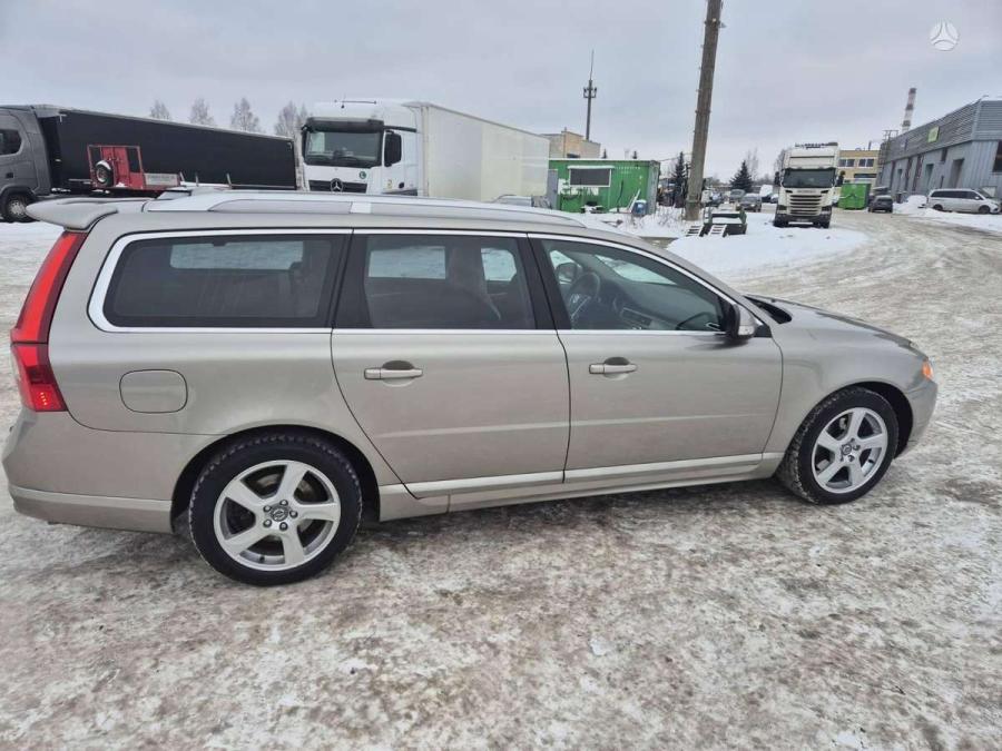 Brūns Volvo V70 2011 Panevēža, ar dzinēja tilpumu 2.40 L un nobraukumu 350 tūkst. km par 5199 €, foto 4 vietnē AUTOMOTO.COM.LV