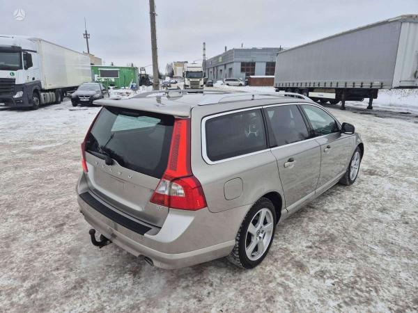Brown Volvo V70 2011 in Panevezys, with an engine capacity of 2.40 L and mileage of 350 thousand km for 5199 €, photo 5 on AUTOMOTO.COM.LV