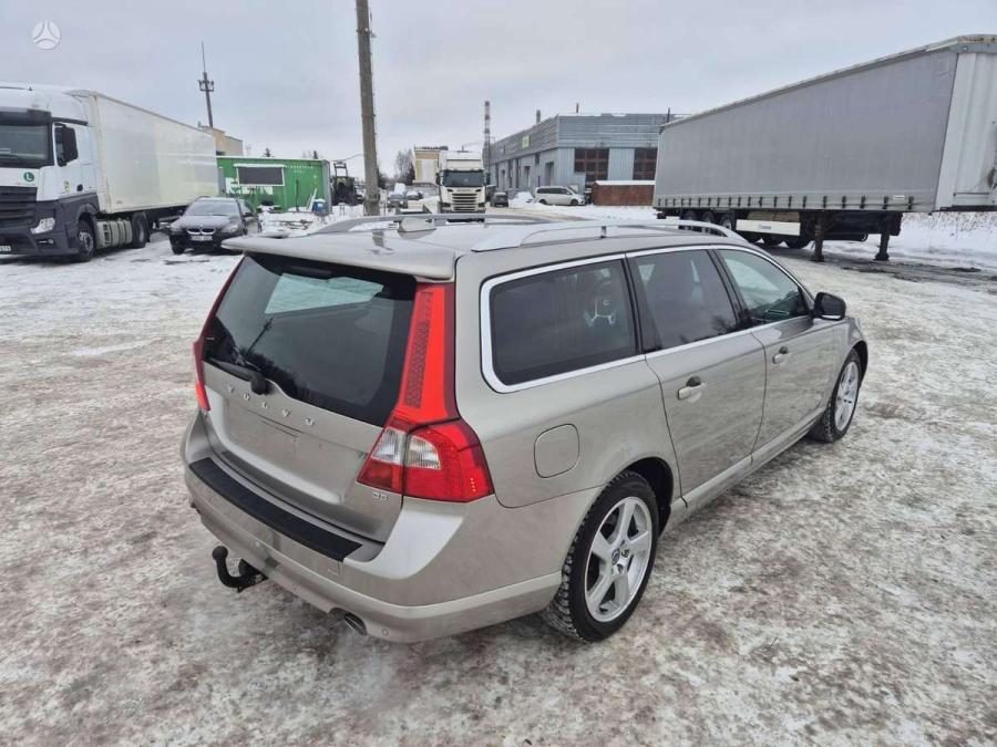 Brūns Volvo V70 2011 Panevēža, ar dzinēja tilpumu 2.40 L un nobraukumu 350 tūkst. km par 5199 €, foto 5 vietnē AUTOMOTO.COM.LV