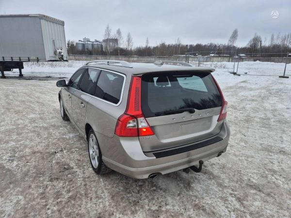 Brown Volvo V70 2011 in Panevezys, with an engine capacity of 2.40 L and mileage of 350 thousand km for 5199 €, photo 6 on AUTOMOTO.COM.LV
