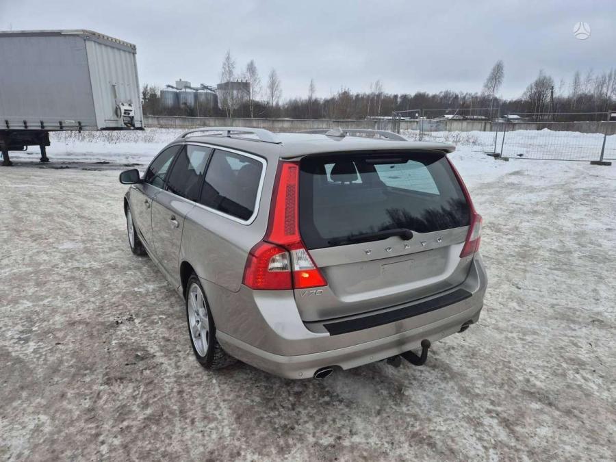 Brūns Volvo V70 2011 Panevēža, ar dzinēja tilpumu 2.40 L un nobraukumu 350 tūkst. km par 5199 €, foto 6 vietnē AUTOMOTO.COM.LV