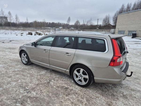 Brown Volvo V70 2011 in Panevezys, with an engine capacity of 2.40 L and mileage of 350 thousand km for 5199 €, photo 8 on AUTOMOTO.COM.LV