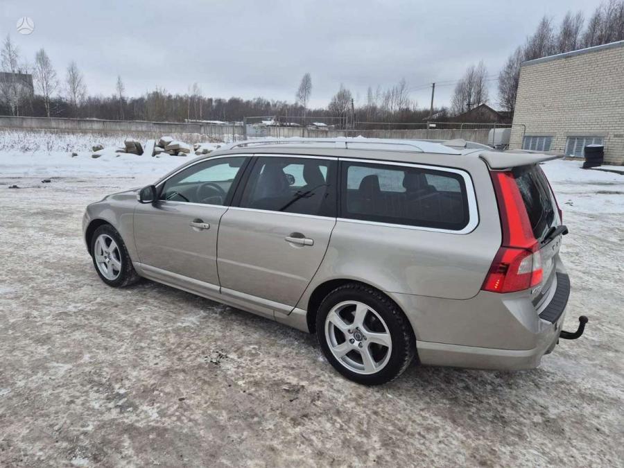 Brūns Volvo V70 2011 Panevēža, ar dzinēja tilpumu 2.40 L un nobraukumu 350 tūkst. km par 5199 €, foto 8 vietnē AUTOMOTO.COM.LV