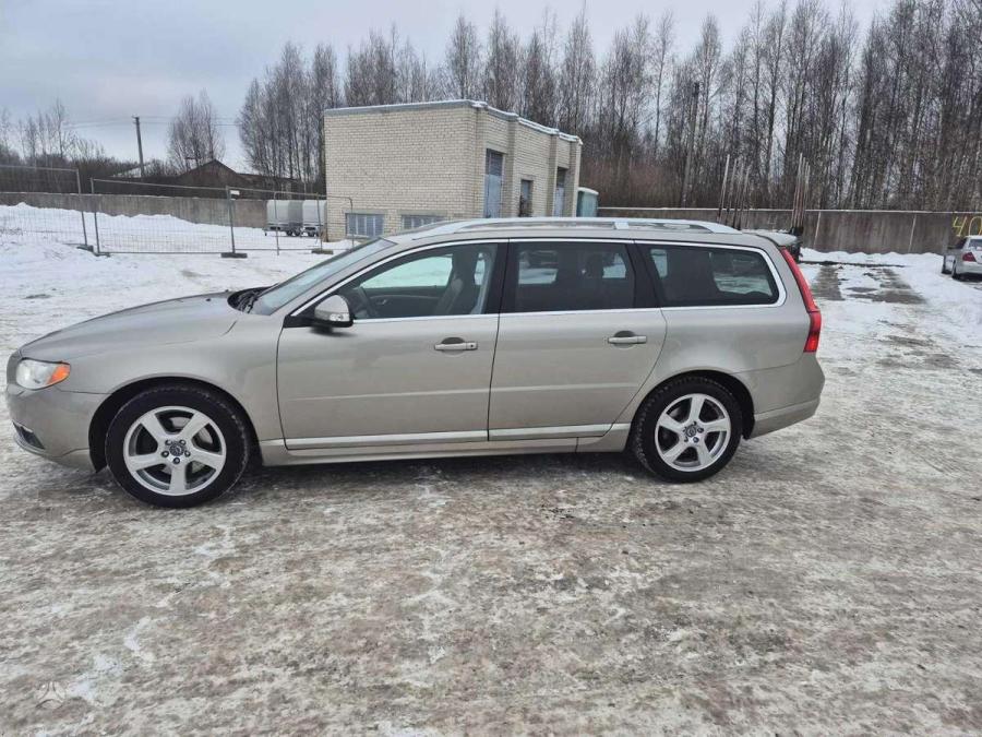 Brūns Volvo V70 2011 Panevēža, ar dzinēja tilpumu 2.40 L un nobraukumu 350 tūkst. km par 5199 €, foto 9 vietnē AUTOMOTO.COM.LV