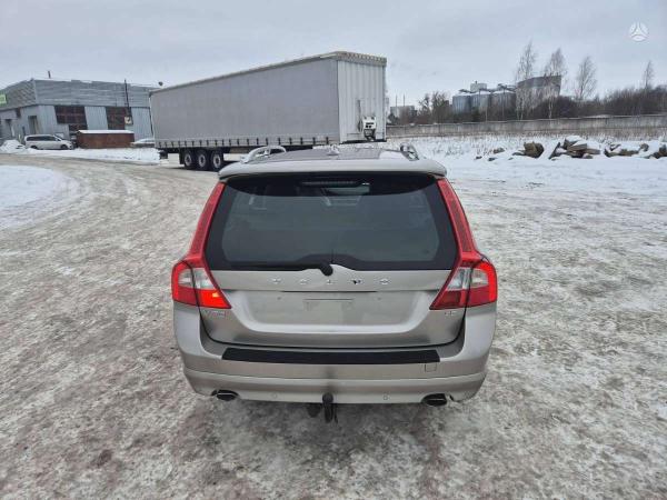 Brown Volvo V70 2011 in Panevezys, with an engine capacity of 2.40 L and mileage of 350 thousand km for 5199 €, photo 10 on AUTOMOTO.COM.LV