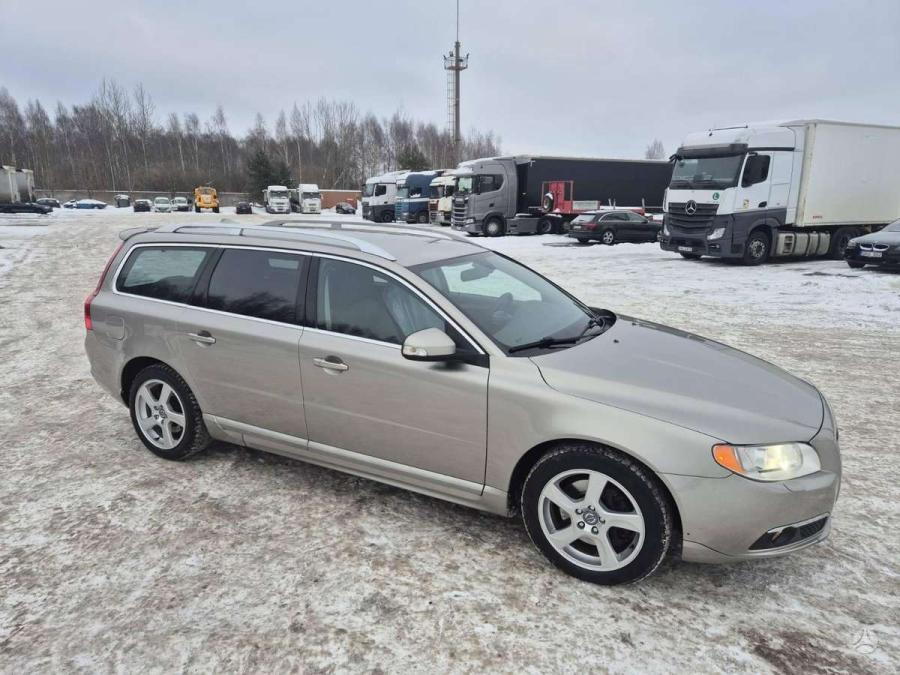 Brūns Volvo V70 2011 Panevēža, ar dzinēja tilpumu 2.40 L un nobraukumu 350 tūkst. km par 5199 €, foto 17 vietnē AUTOMOTO.COM.LV