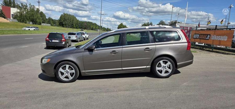 Brown Volvo V70 2011 in Kaunas, with an engine capacity of 1.98 L and mileage of 300 thousand km for 5750 €, photo 3 on AUTOMOTO.COM.LV