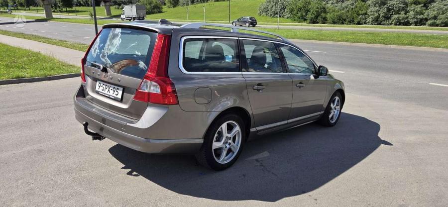 Brown Volvo V70 2011 in Kaunas, with an engine capacity of 1.98 L and mileage of 300 thousand km for 5750 €, photo 6 on AUTOMOTO.COM.LV