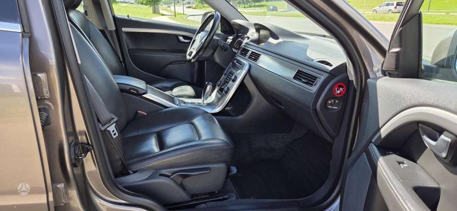 Brown Volvo V70 2011 in Kaunas, with an engine capacity of 1.98 L and mileage of 300 thousand km for 5750 €, photo 13 on AUTOMOTO.COM.LV