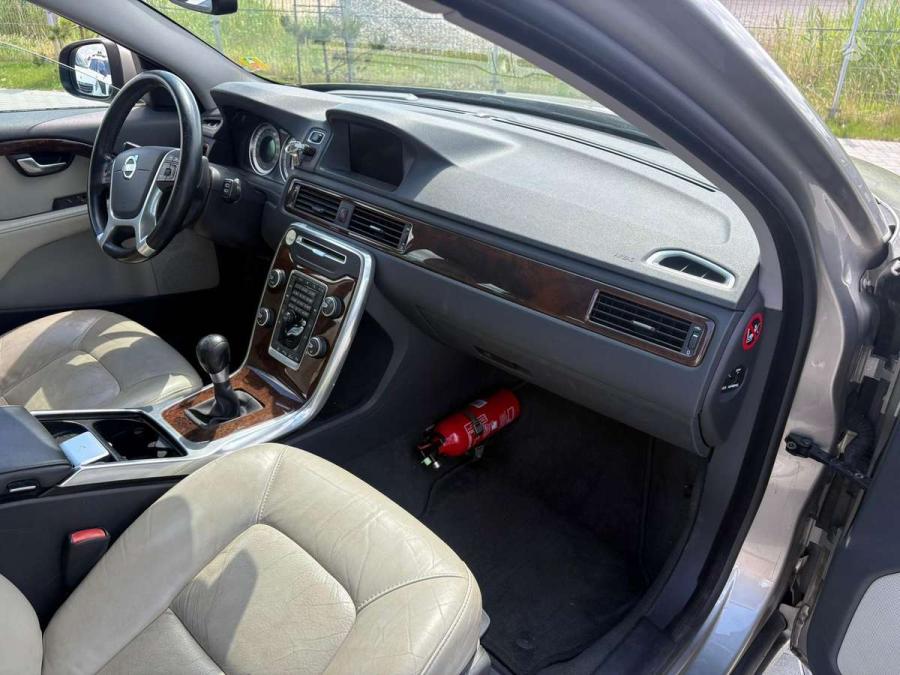 Brown Volvo V70 2011 in Taurage, with an engine capacity of 1.56 L and mileage of 235 thousand km for 5800 €, photo 15 on AUTOMOTO.COM.LV