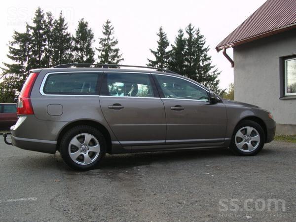Brown Volvo V70 2012 in Riga, with an engine capacity of 2.00 L and mileage of 0 thousand km for 7650 €, photo 3 on AUTOMOTO.COM.LV