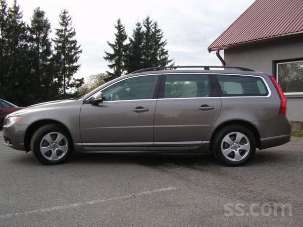 Brown Volvo V70 2012 in Riga, with an engine capacity of 2.00 L and mileage of 0 thousand km for 7650 €, photo 8 on AUTOMOTO.COM.LV