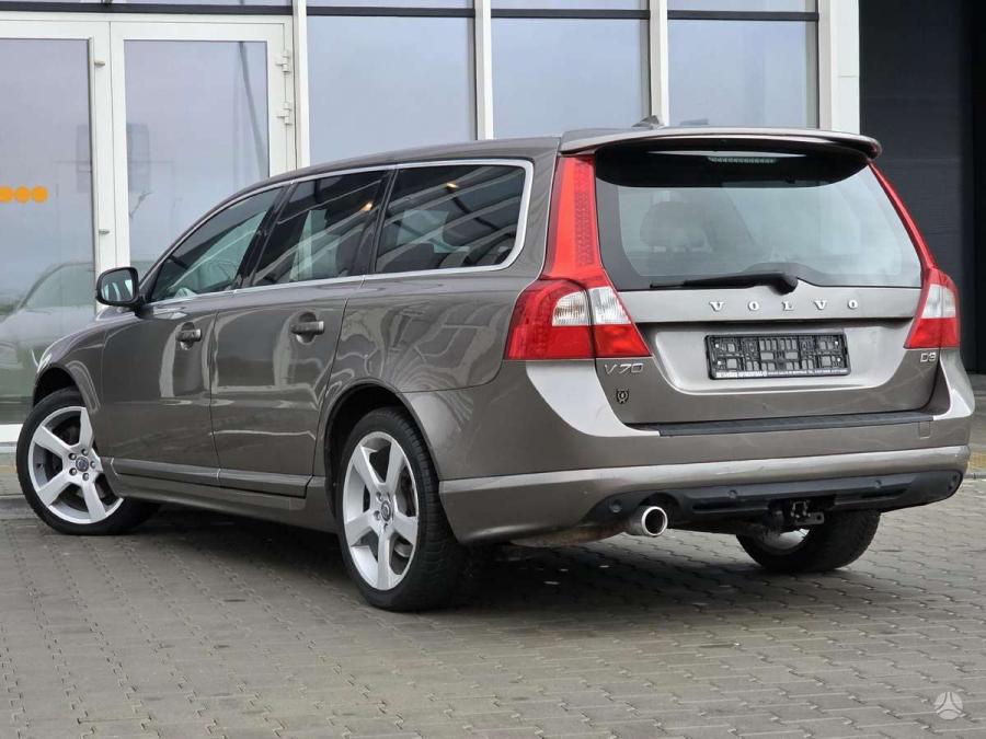 Brown Volvo V70 2012 in Vilnius, with an engine capacity of 1.98 L and mileage of 276 thousand km for 7500 €, photo 5 on AUTOMOTO.COM.LV