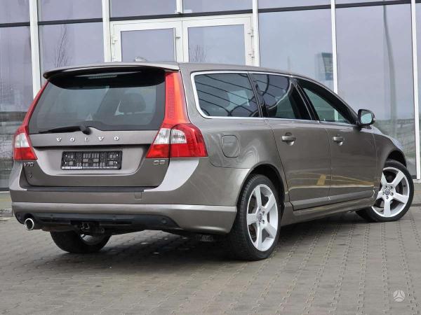 Brown Volvo V70 2012 in Vilnius, with an engine capacity of 1.98 L and mileage of 276 thousand km for 7500 €, photo 7 on AUTOMOTO.COM.LV