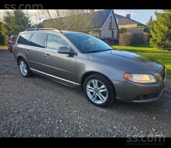 Brown Volvo V70 2012 in Bauska, with an engine capacity of 2.00 L and mileage of 320 thousand km for 6299 €, photo 3 on AUTOMOTO.COM.LV