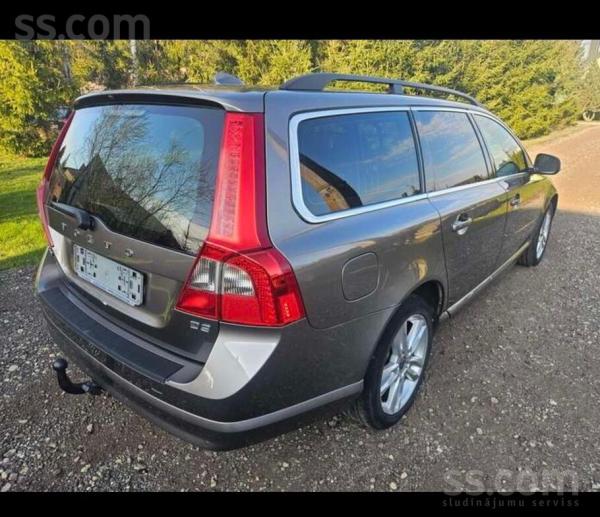 Brown Volvo V70 2012 in Bauska, with an engine capacity of 2.00 L and mileage of 320 thousand km for 6299 €, photo 6 on AUTOMOTO.COM.LV