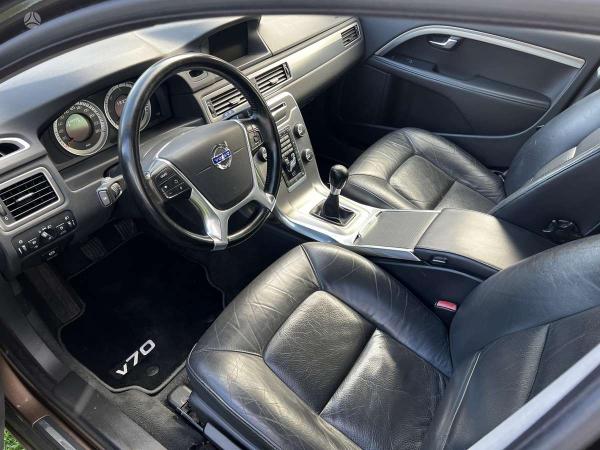 Brown Volvo V70 2013 in Ukmerge, with an engine capacity of 1.56 L and mileage of 249 thousand km for 5950 €, photo 9 on AUTOMOTO.COM.LV