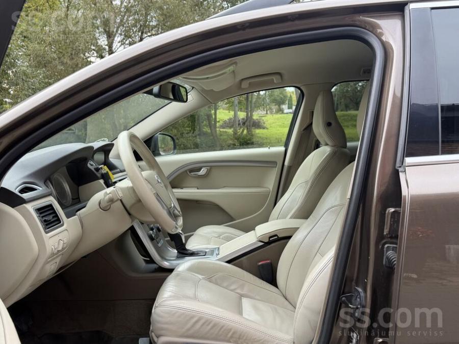Brown Volvo V70 2013 in Rezekne, with an engine capacity of 2.00 L and mileage of 263 thousand km for 6490 €, photo 9 on AUTOMOTO.COM.LV
